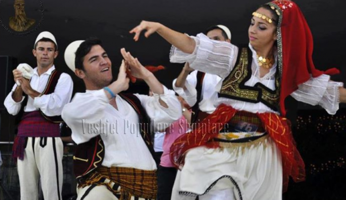 Gramshi me rrethina kostumologjike - Shqip.info